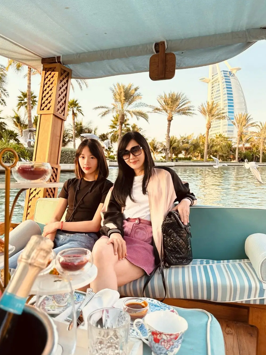 吴尊女儿拍跳舞视频 13岁neinei双腿修长亭亭玉立