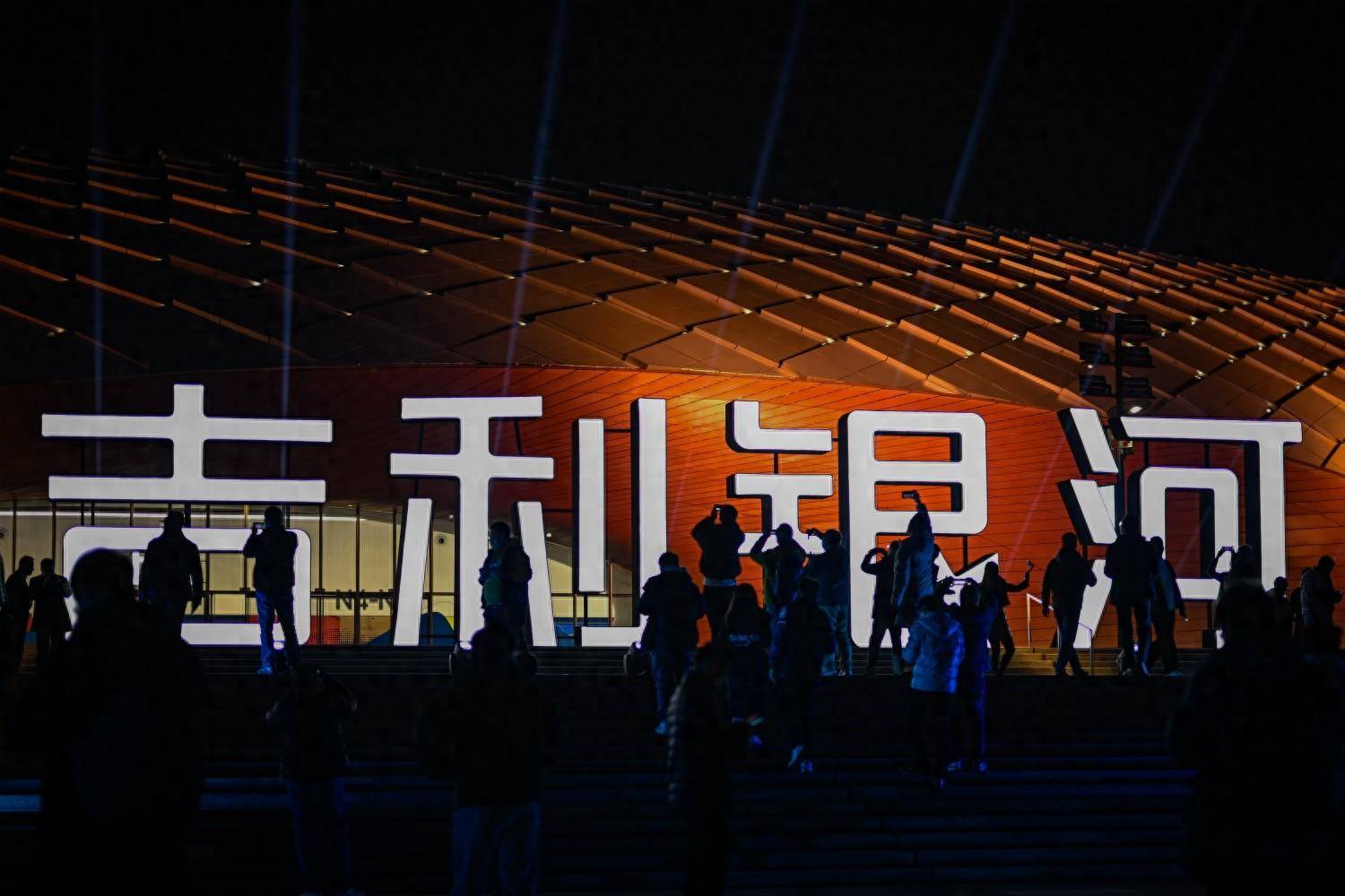 17.58 万元起售吉利银河E8｜45英寸8K大联屏震撼_搜狐汽车_搜狐网