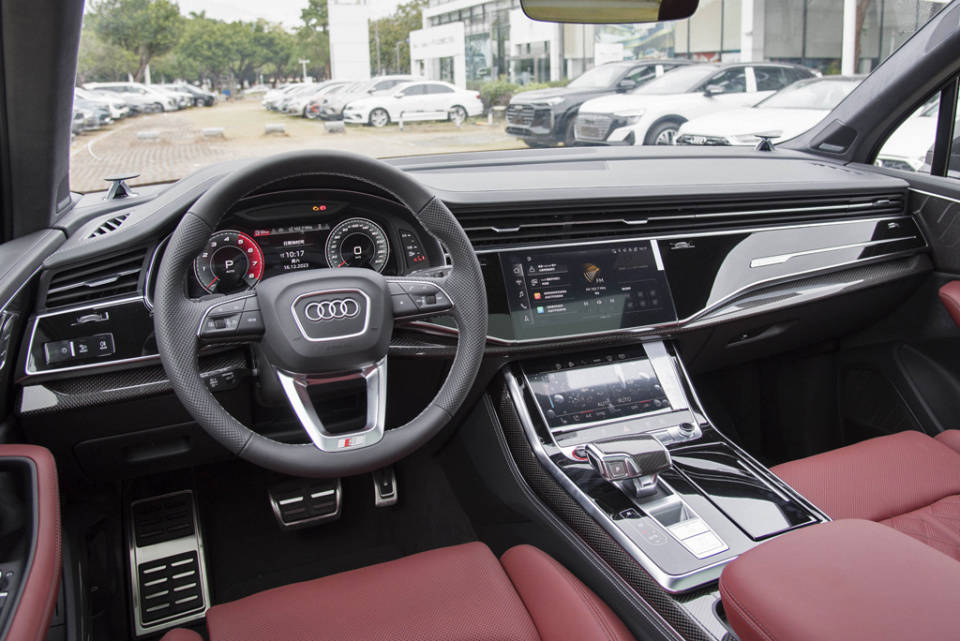 奥迪SQ7暗夜骑士版上市 V8动力/4.1秒破百 售价116.98万元_搜狐汽车_搜狐网