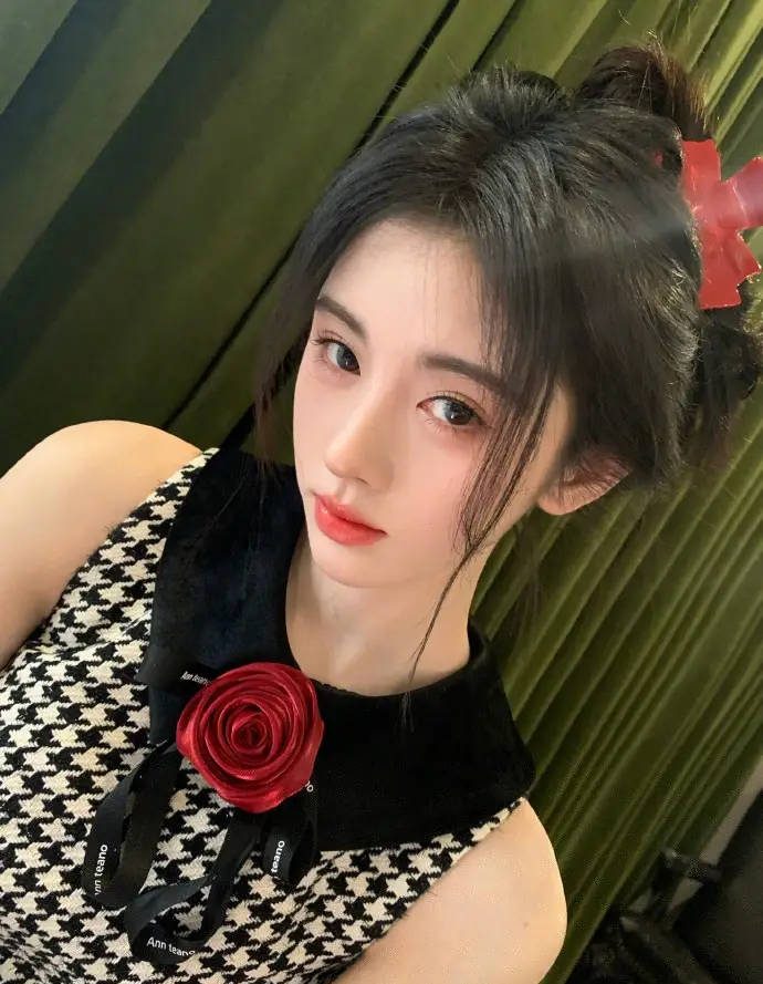 鞠婧祎晒复古玫瑰妆造自拍 身姿婀娜优雅如名伶-搜狐大视野-搜狐新闻