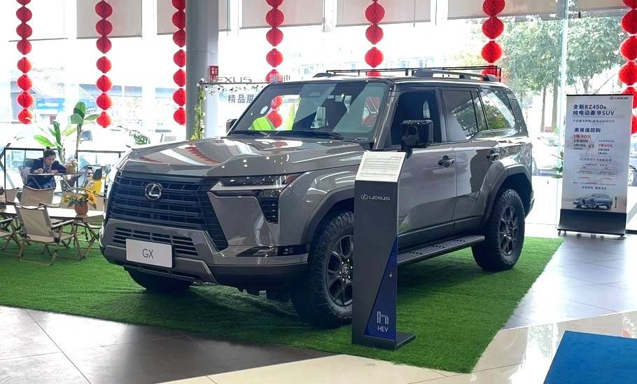 77.8万元起，全新一代雷克萨斯GX到店！造型很硬朗，配2.4T混动_搜狐汽车_搜狐网
