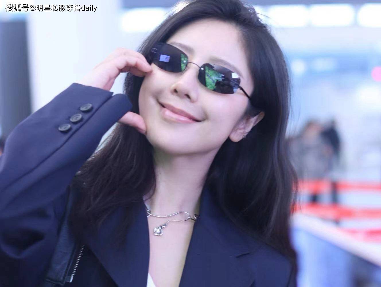 赵奕欢36岁仍美如画！西装短裙展露绝佳气质，浪姐4期待她惊艳亮相_运动_青春_身材