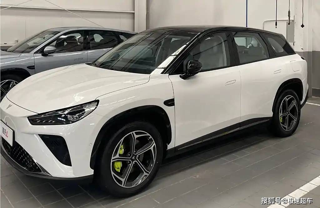 国货新风尚！哪吒L实车曝光，尺寸超越零跑C10，续航高达1300km_搜狐汽车_搜狐网
