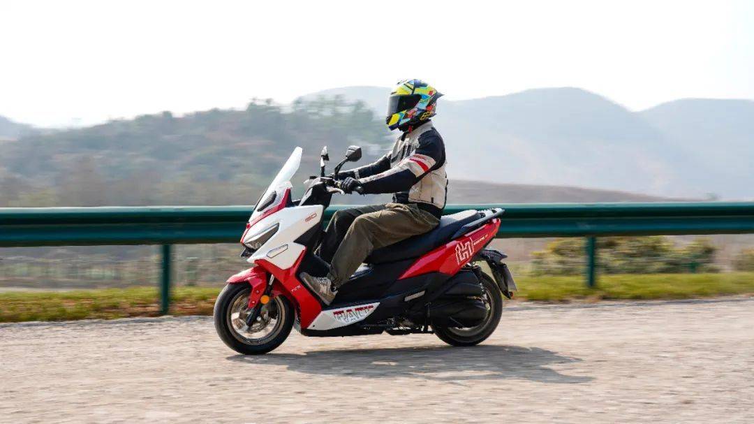 光阳亮剑，高端150踏板里的首选—16660元Racing H150动态测评_搜狐汽车_搜狐网