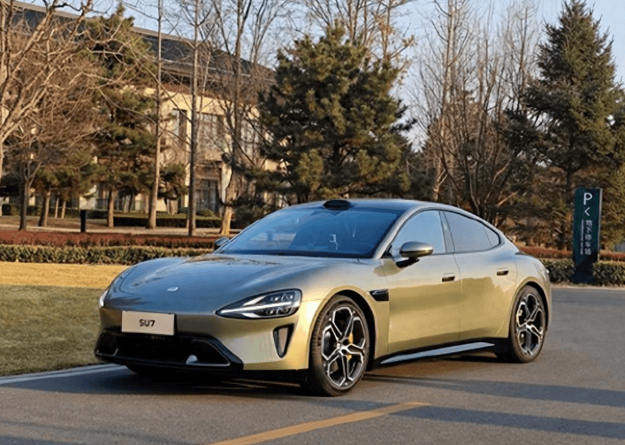 对标特斯拉？雷军发话：小米SU7标准版配置远超Model 3_搜狐汽车_搜狐网