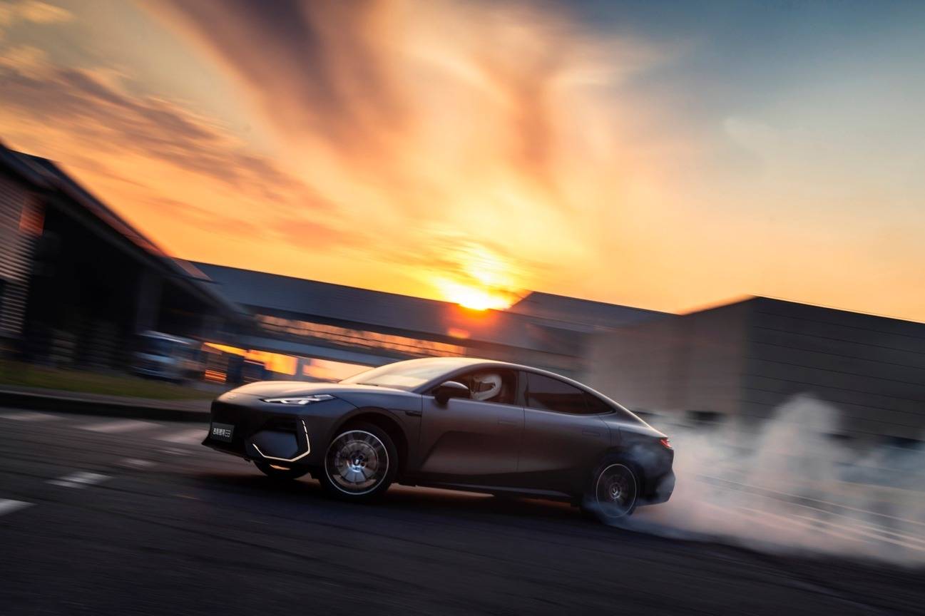 21万级唯一“800V+四驱”！吉利银河E8四驱龙腾版21.58万元香爆！_搜狐汽车_搜狐网