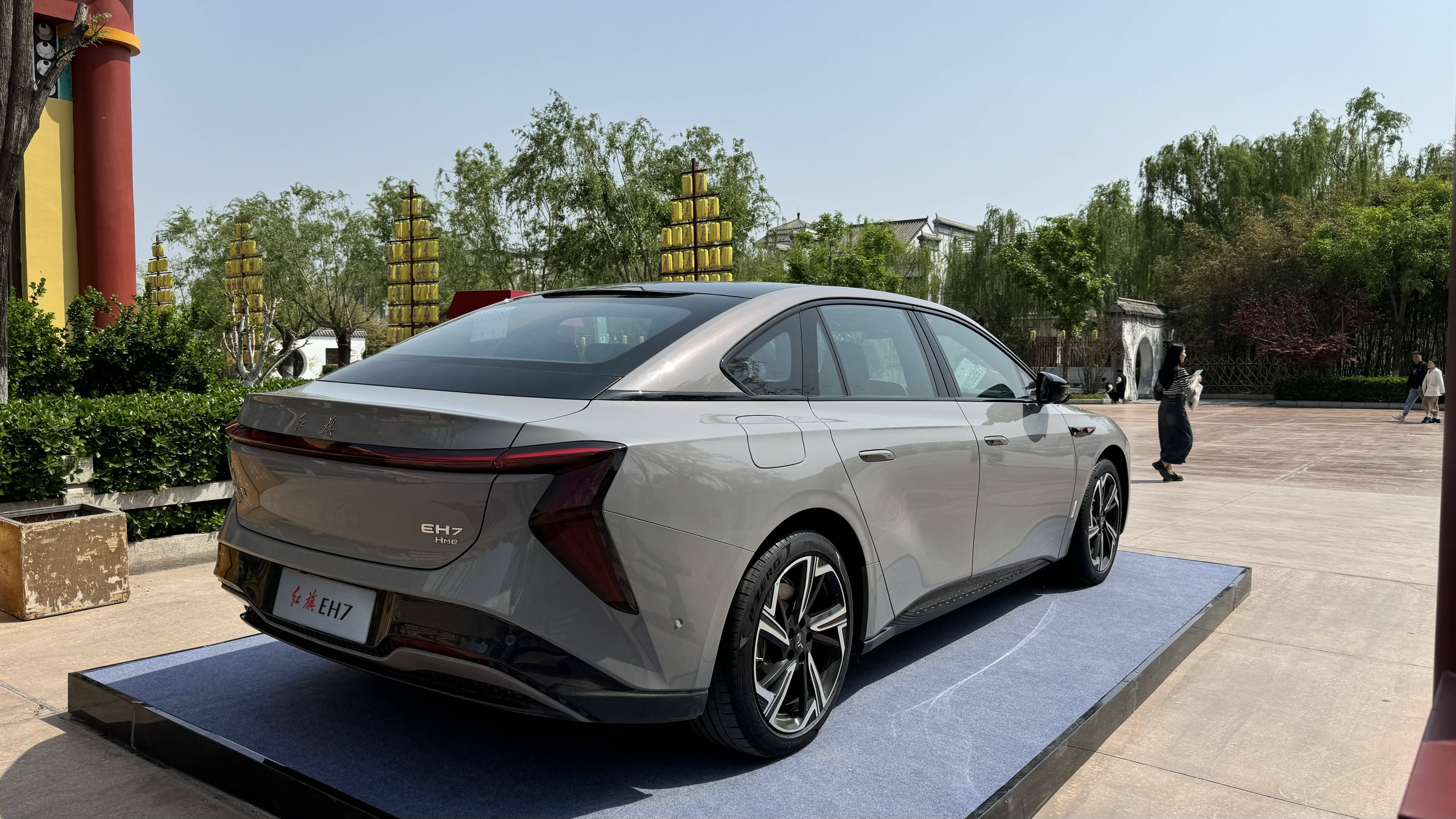 最长续航达820公里，零百加速仅3.5秒，红旗EH7正式登陆济南_搜狐汽车_搜狐网