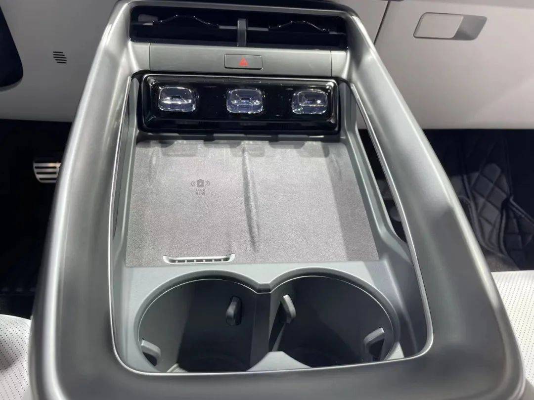 重庆车展丨阿尔法S5化身汽车影院，阿尔法T5配800V快充_搜狐汽车_搜狐网