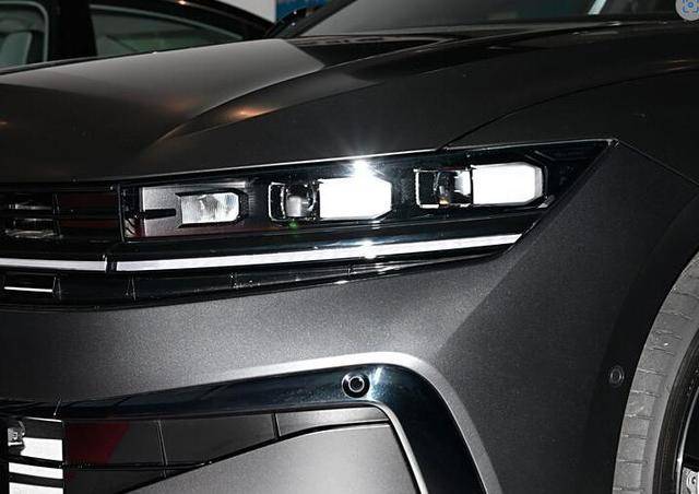 全新大众迈腾实车到店！三层横杠中网，4990mm车长，3屏座舱加持_搜狐汽车_搜狐网