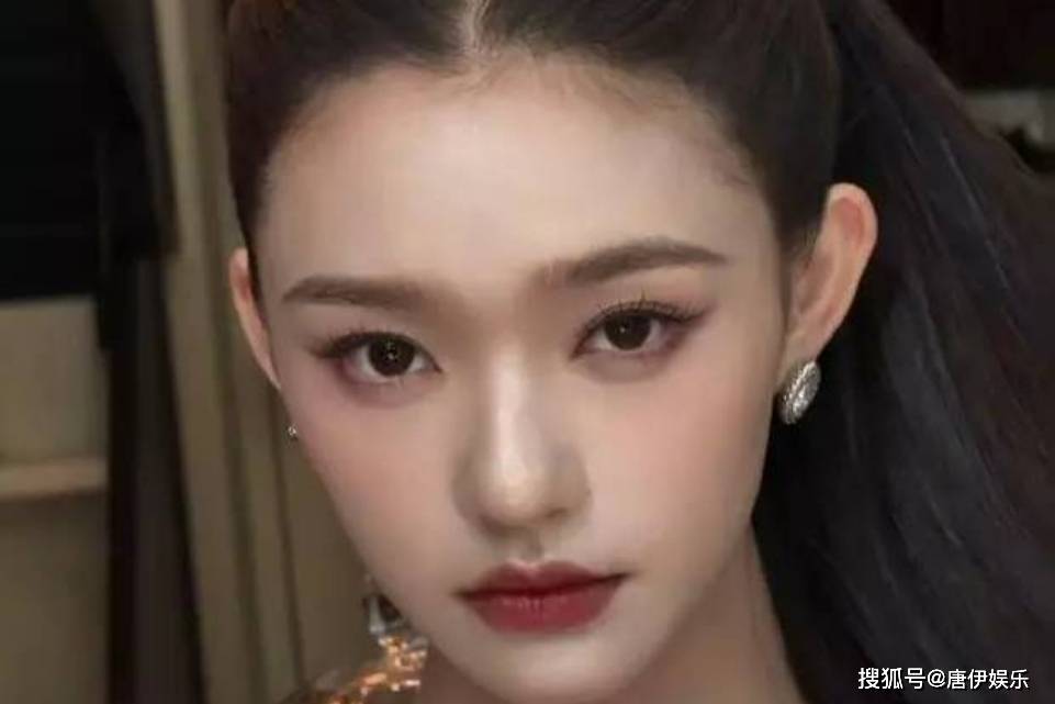 林允美照引热议，锁骨能放圣女果，清冷气质与精致五官获赞身材照片卓越