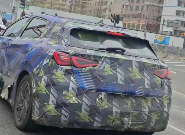 比亚迪海豹06GT伪装实车曝光！溜背造型，双电机四驱，续航550km_搜狐汽车_搜狐网