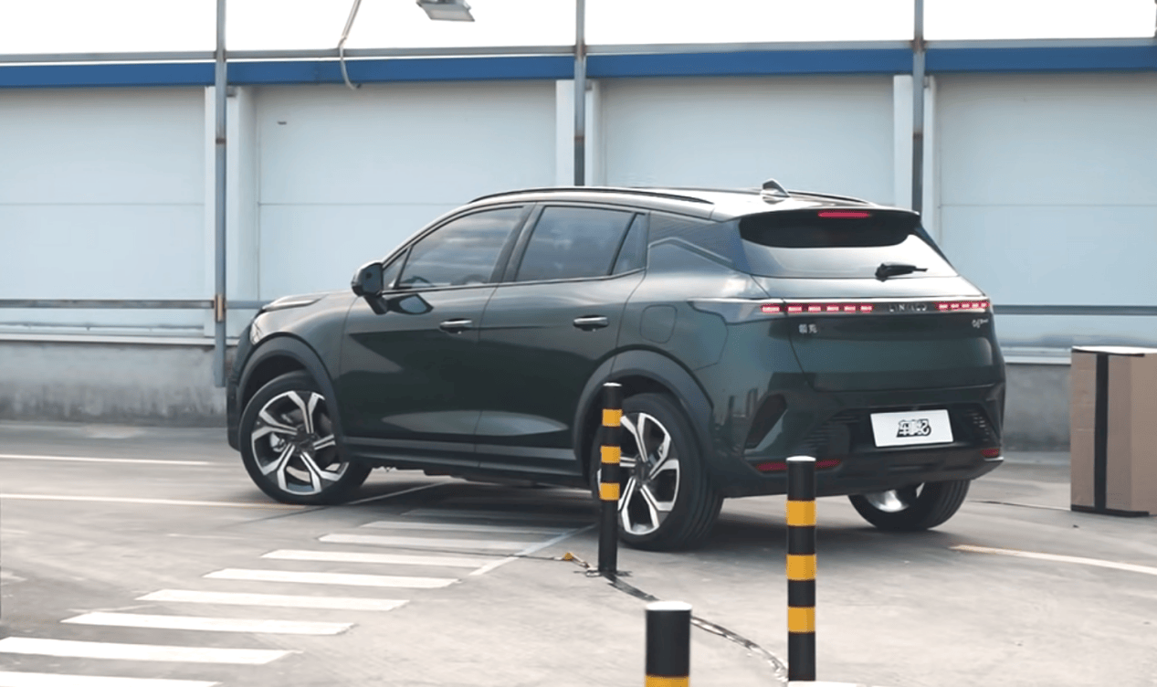 泊车技术哪家强？领克06EM-P、元Plus和宝马MINI横评_搜狐汽车_搜狐网