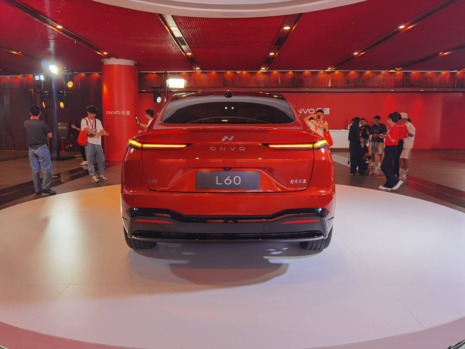 与蔚来共享换电网络 乐道L60正式上市 电池租用方式购买仅14.99万起_搜狐汽车_搜狐网