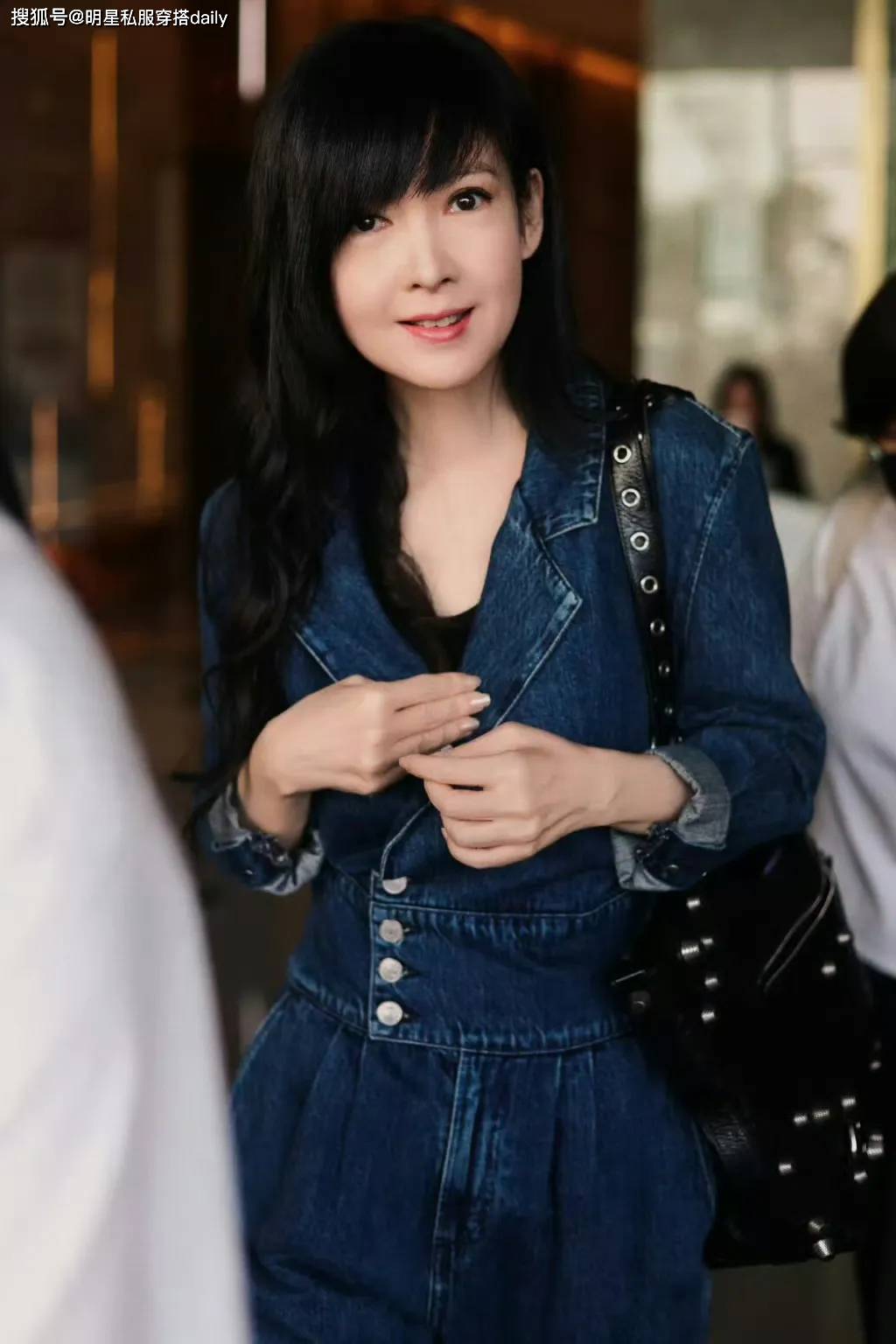 56岁周慧敏妥妥的“不老女神”，穿牛仔连体衣，长发飘飘状态好 -6parkbbs.com