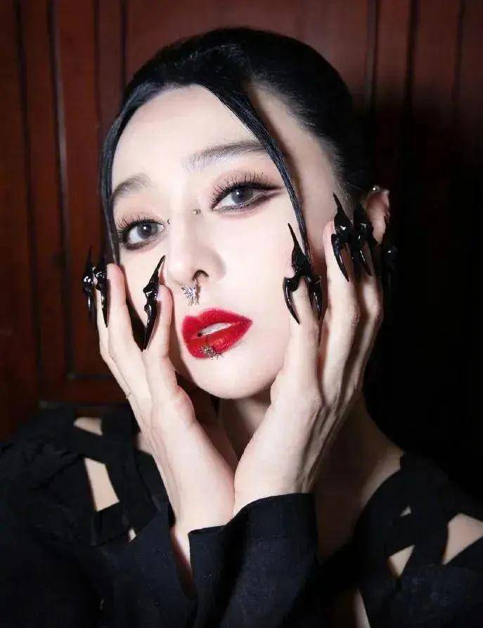 范冰冰“炸翻”时尚圈！鼻环、唇钉、鼻梁骨钉、镂空裙，真是越来越看不懂了 -6parkbbs.com