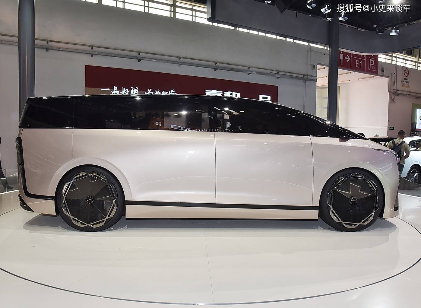 奇瑞首款MPV实车亮相！外观豪华时尚，车长接近5米3，搭后轮转向_搜狐汽车_搜狐网