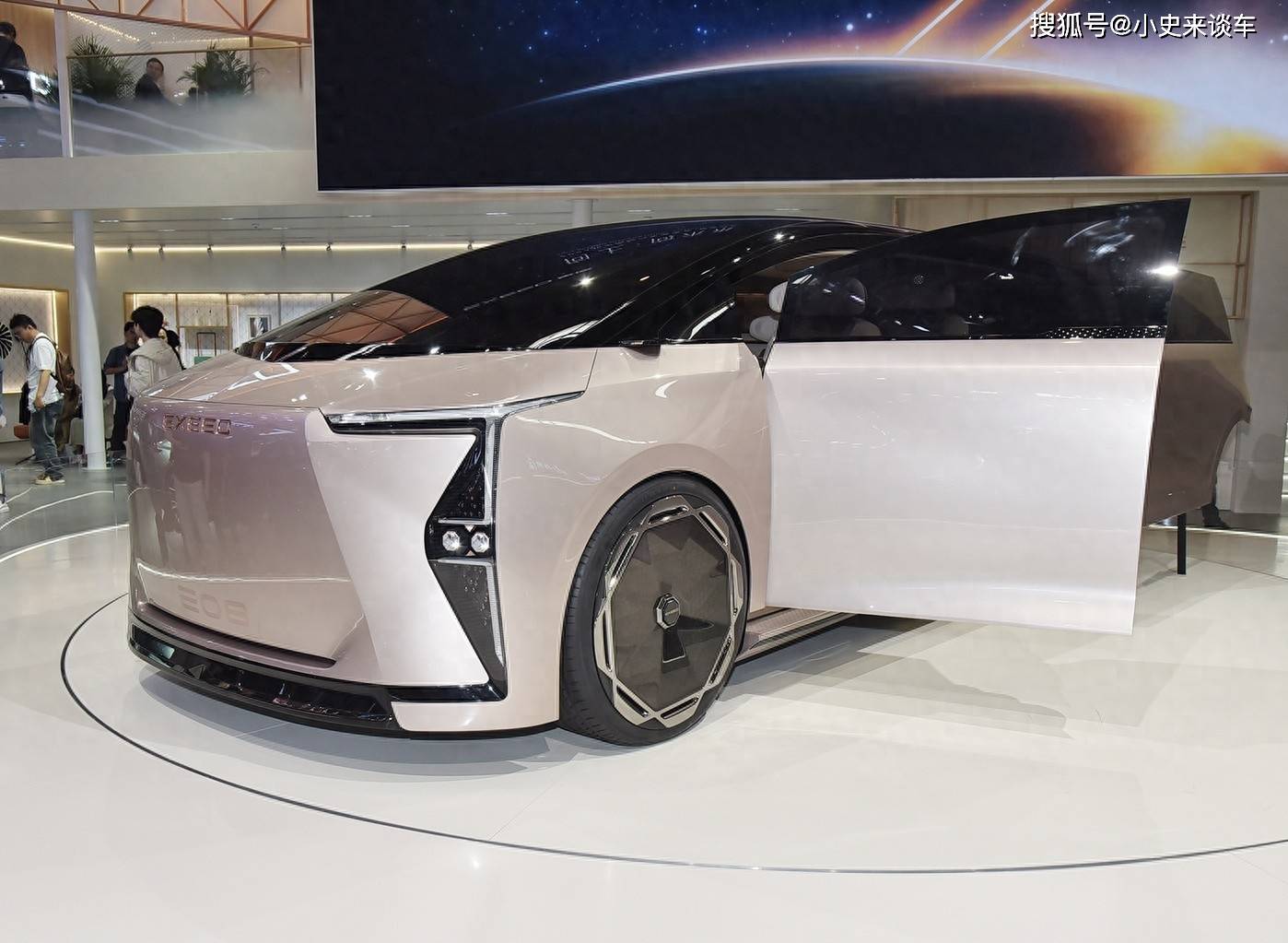 奇瑞首款MPV实车亮相！外观豪华时尚，车长接近5米3，搭后轮转向_搜狐汽车_搜狐网