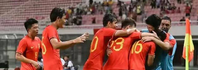 中国U21男足2-0胜伊朗，球迷欢庆胜利_比赛_U20男足_鲍盛鑫