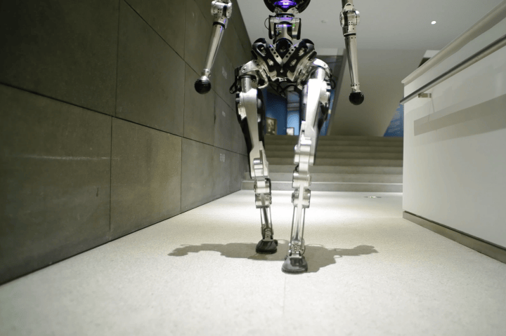 PNDbotics携人形机器人Adam亮相央美AI活动周，探索科技与艺术的融合_中国机器人网