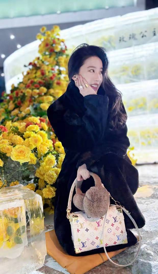 刘亦菲打卡黄玫瑰，穿貂皮大衣戴超大钻戒真贵气，妈妈是哈尔滨人_羽绒服_显得_缘分