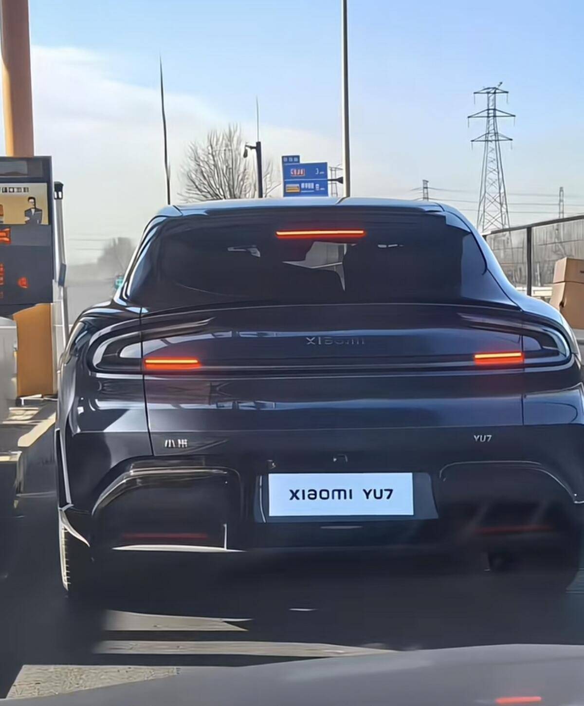 瞄准特斯拉Model Y！小米YU7更多实车图曝光，长近5米+691马力_搜狐汽车_搜狐网
