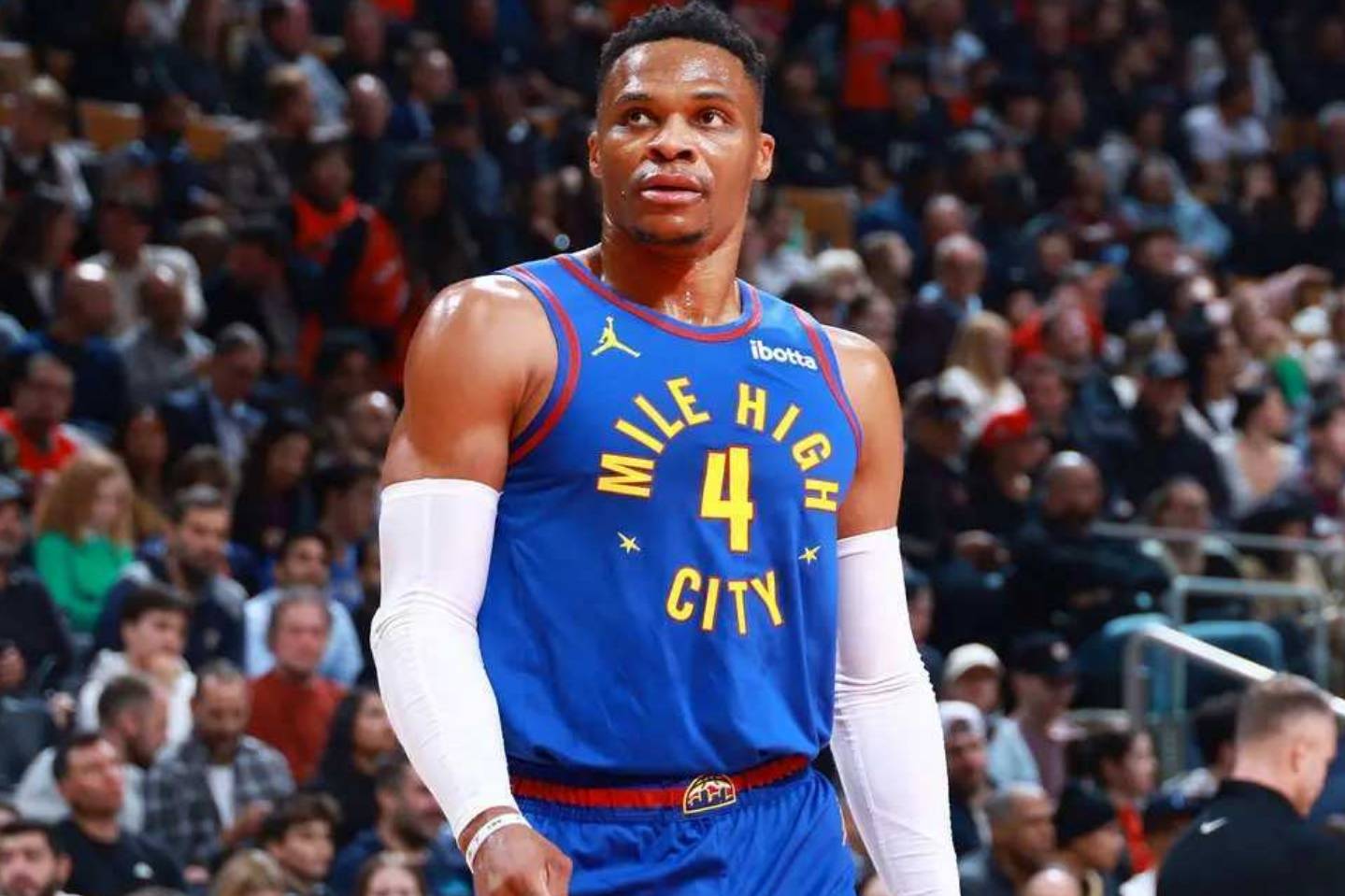 掘金144-109大胜76人，看完比赛，发现2个真大腿1个伪球星！_约基奇_威少_NBA