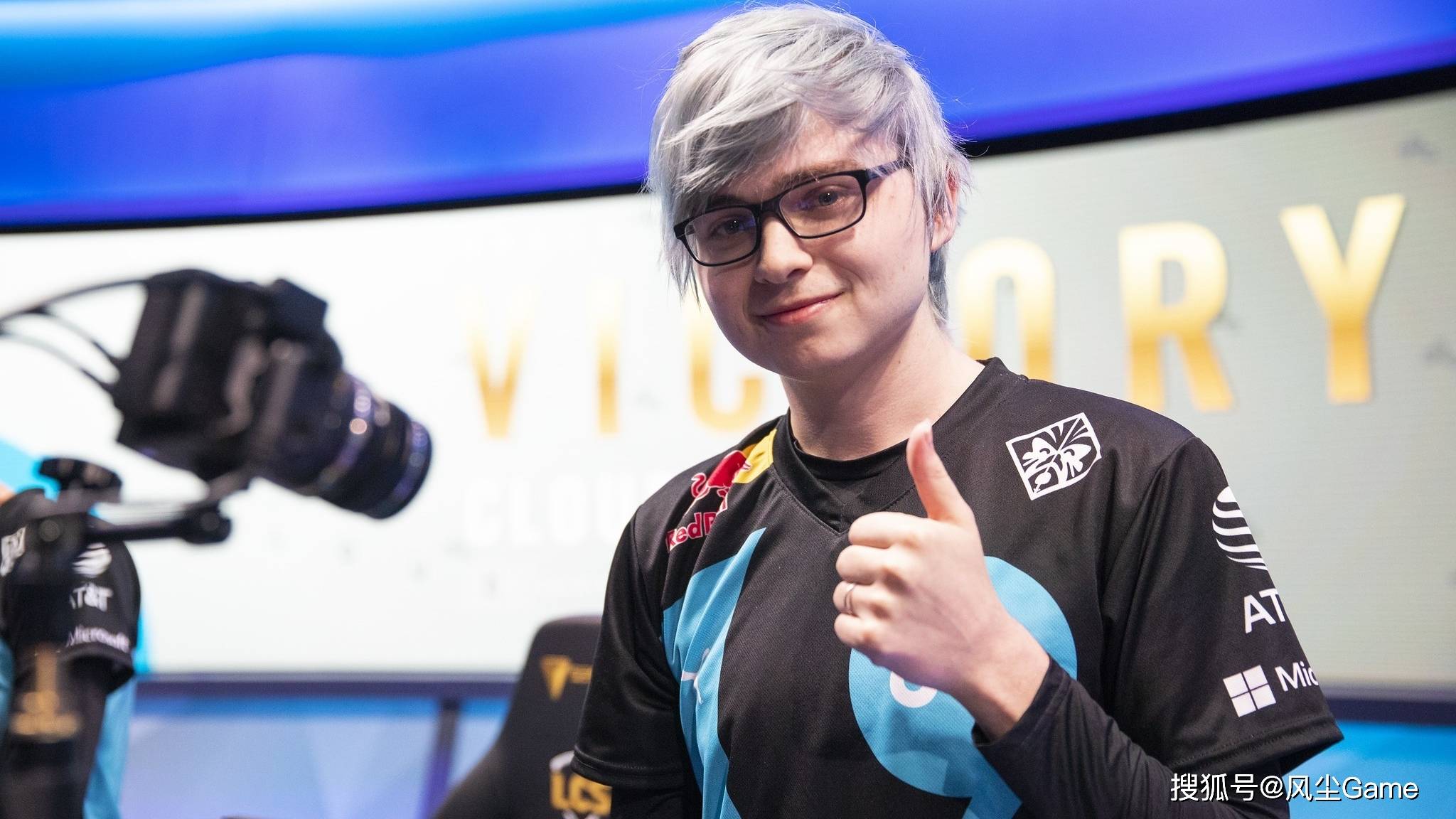 LOL退役职业选手，化身女装大佬，下海收割粉丝_Sneaky_直播_解说