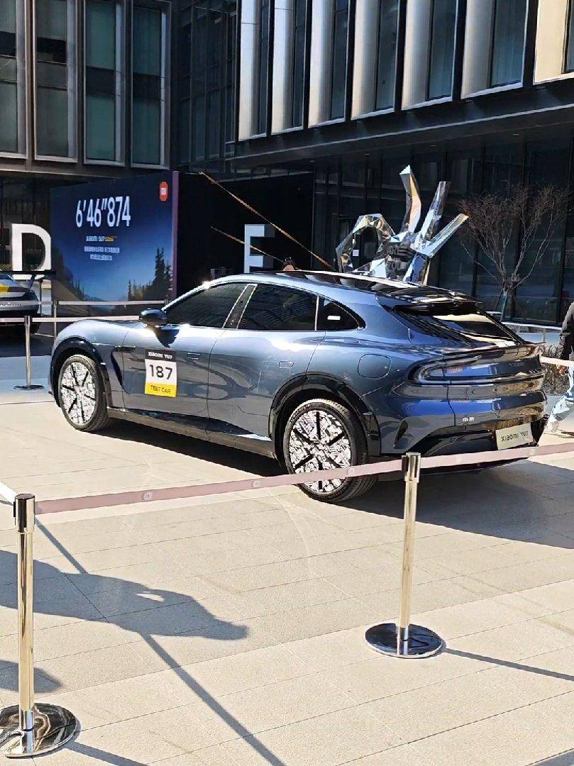 雷军秀 SU7 Ultra 原型车、YU7 亮相小米科技园_搜狐汽车_搜狐网