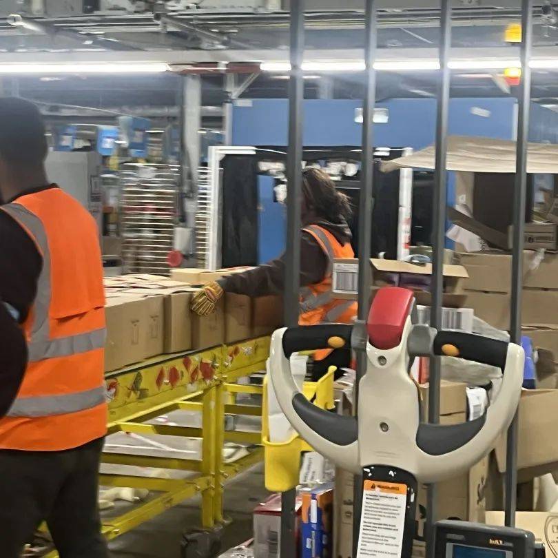 多图！乐丰联运受邀参观亚马逊BHX4仓：探索FBA仓内部高效运转的自动化设备！_仓库_物流_欧洲