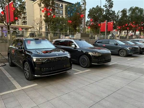 40万价位最强家用SUV之一！问界M8实车曝光：新配色首次亮相_搜狐汽车_搜狐网