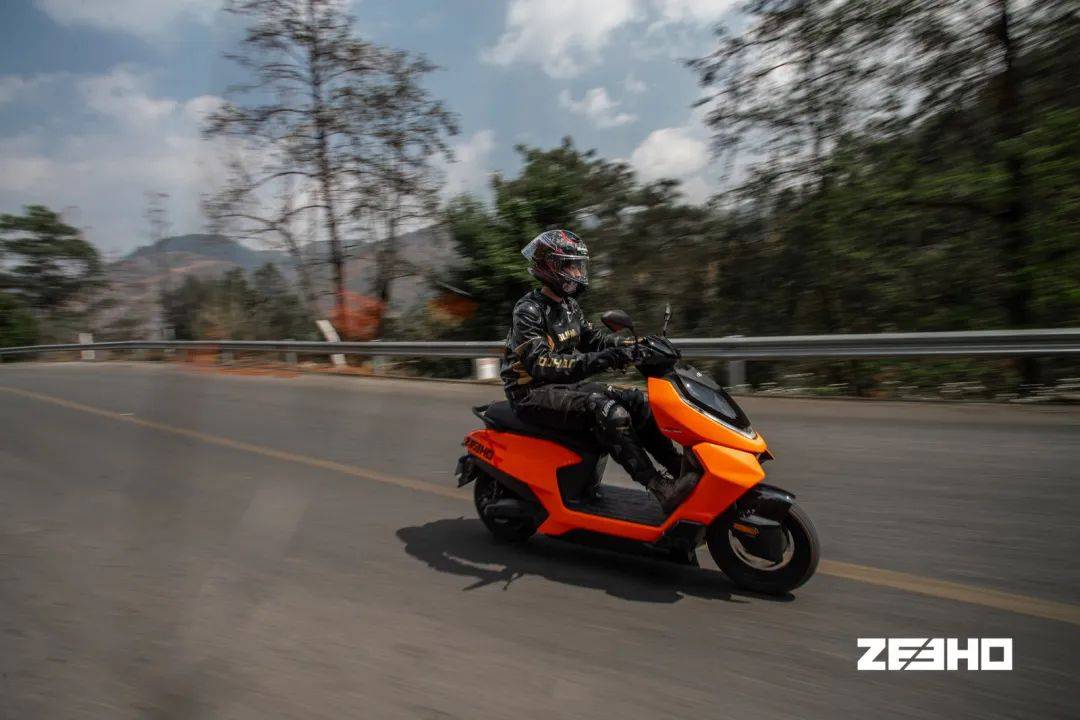 极核AE4 Max MY25全新发布！以“低空飞行”之名，定义高端电摩新标杆_搜狐汽车_搜狐网