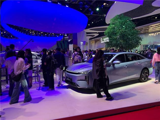 银河L6 EM-i上海车展横着走,吉利真的太狠了_搜狐汽车_搜狐网