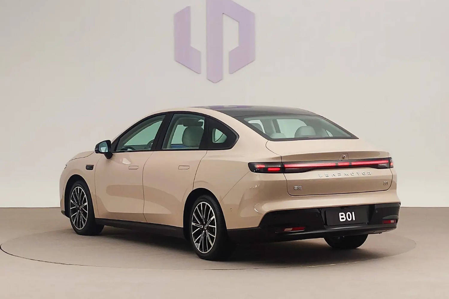 2025上海车展：LEAP3.5架构/后驱平台 体验零跑B01_搜狐汽车_搜狐网