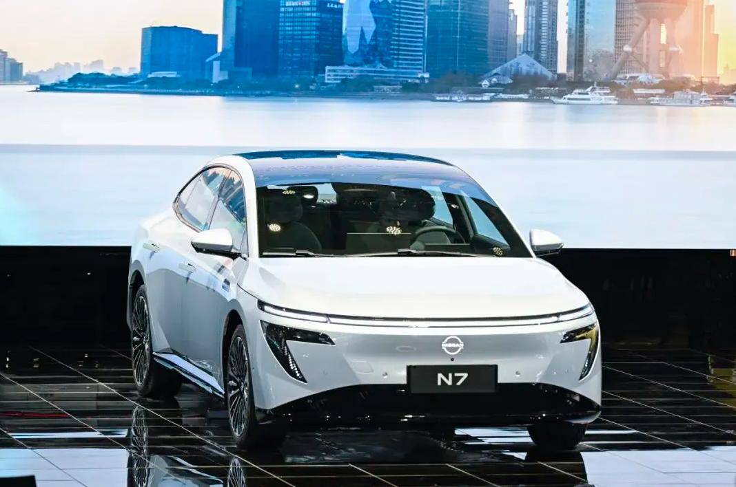东风日产 N7 纯电轿车明日上市，搭载内置 8295P 芯片 + 高阶智驾_搜狐汽车_搜狐网