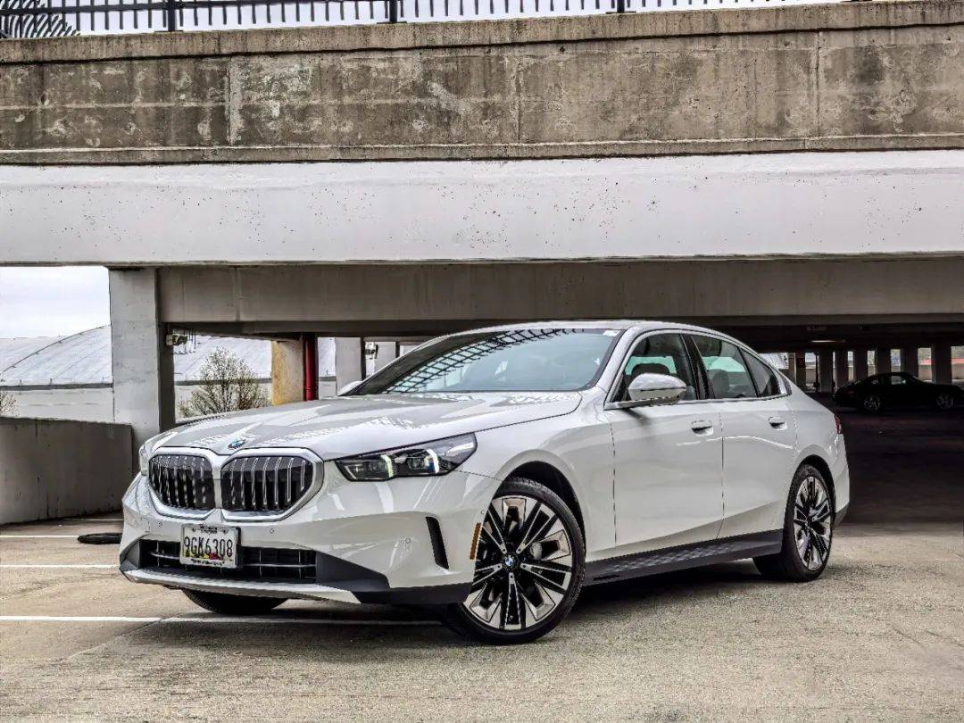 进口宝马5系530i开起来到底怎么样？与国产长轴距5系有哪些区别？_搜狐汽车_搜狐网