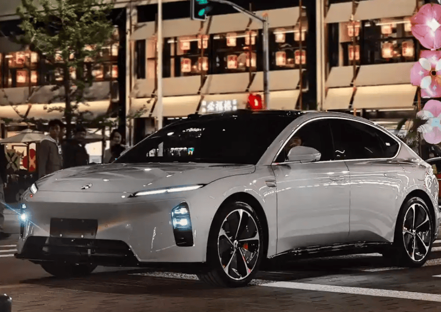 新款蔚来 ET5 实车谍照曝光！换装怀挡、横向中控屏_搜狐汽车_搜狐网