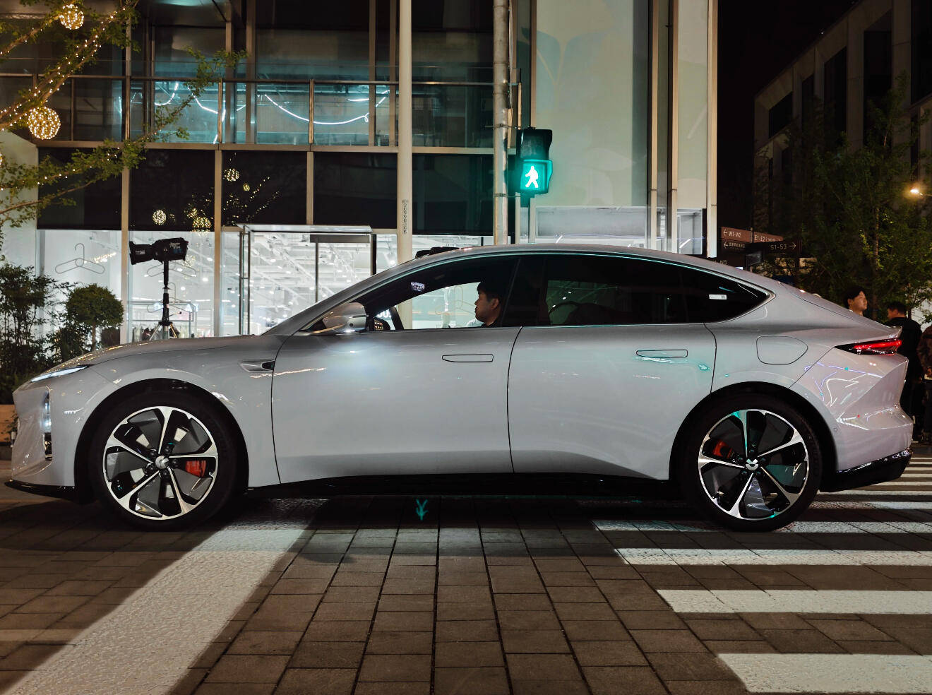 新款蔚来ET5/ET5T实车现身，换横屏+HUD，配怀挡+ADB大灯_搜狐汽车_搜狐网