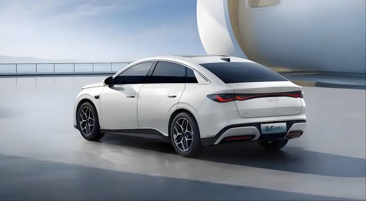 配备云辇-C！Mona M03瑟瑟发抖？比亚迪海豹06EV上市，10.98万起_搜狐汽车_搜狐网