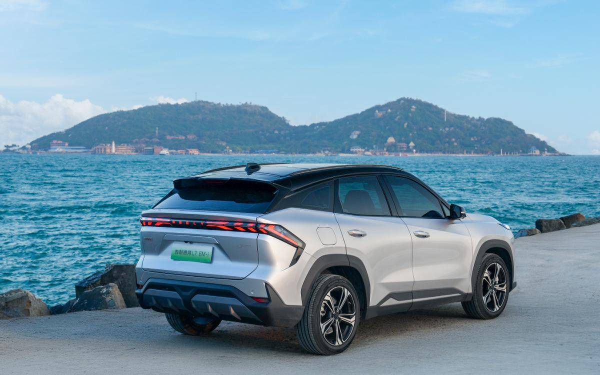 银河L7 EM-i试驾：7.7秒破百+3L油耗，家用车卷成新标杆？_搜狐汽车_搜狐网