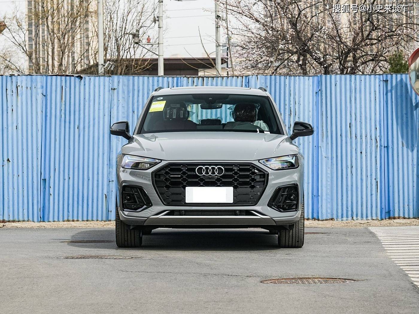 30万级中型SUV市场“黑马”！奥迪Q5L外观动感十足，搭载2.0T四驱_搜狐汽车_搜狐网