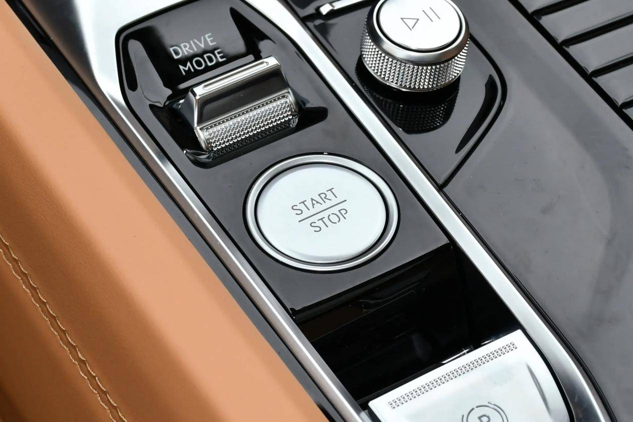 限时售价19.88万起，标配沃尔沃2.0T+全时四驱，2026款领克09上市