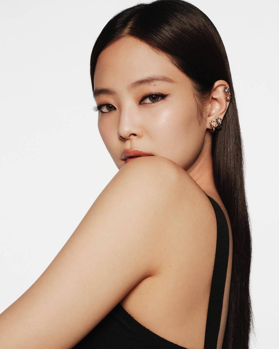 Jennie一组时尚大片曝光 面容精致身材火辣