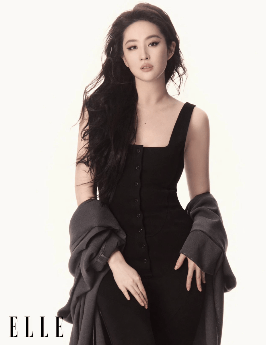 刘亦菲ELLE3月开季刊封面，黑纱缱绻亦藏铠甲，玫瑰盛放不减锋芒