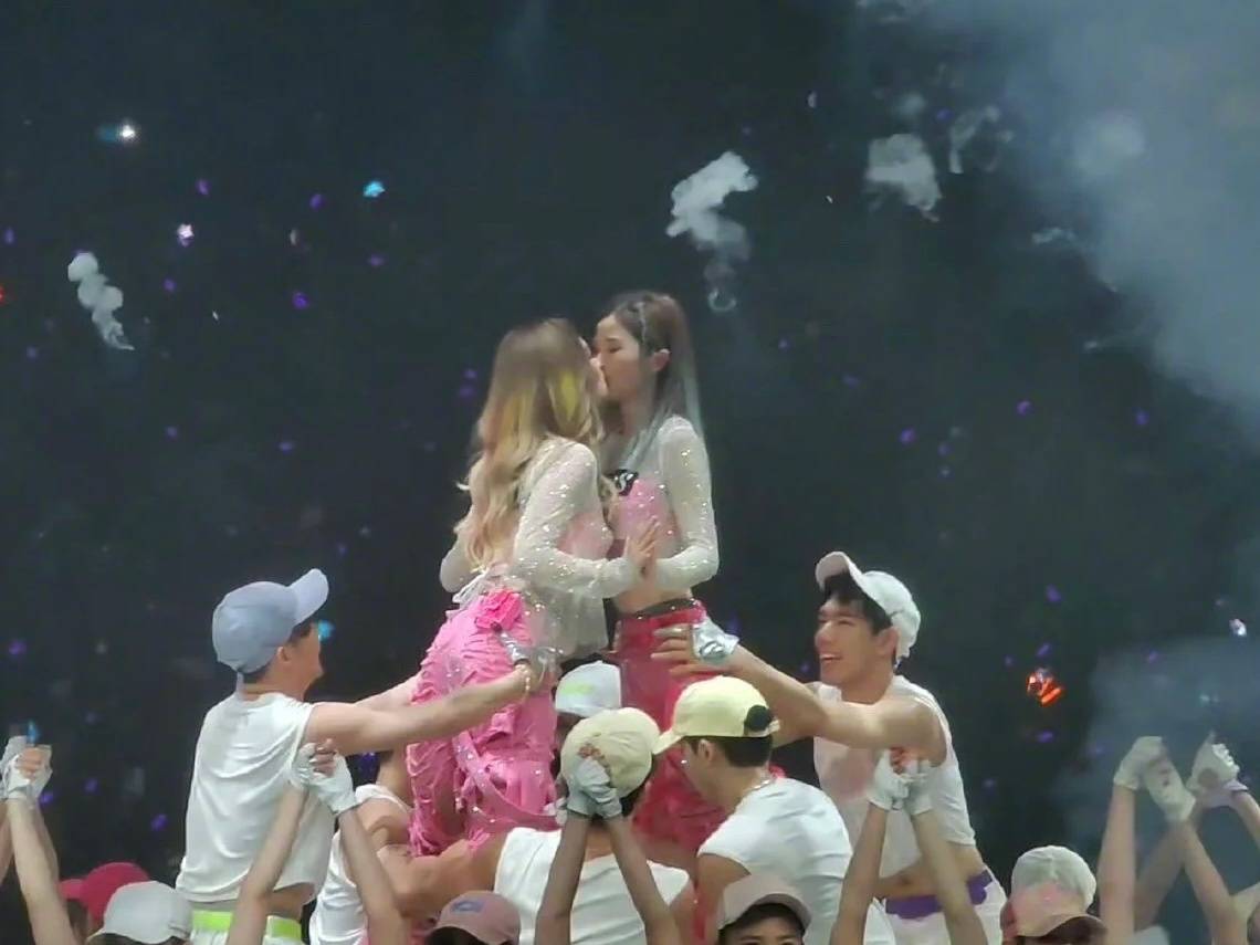 Twins演唱会热舞气氛好 亲吻庆祝成军22周年-搜狐大视野-搜狐新闻