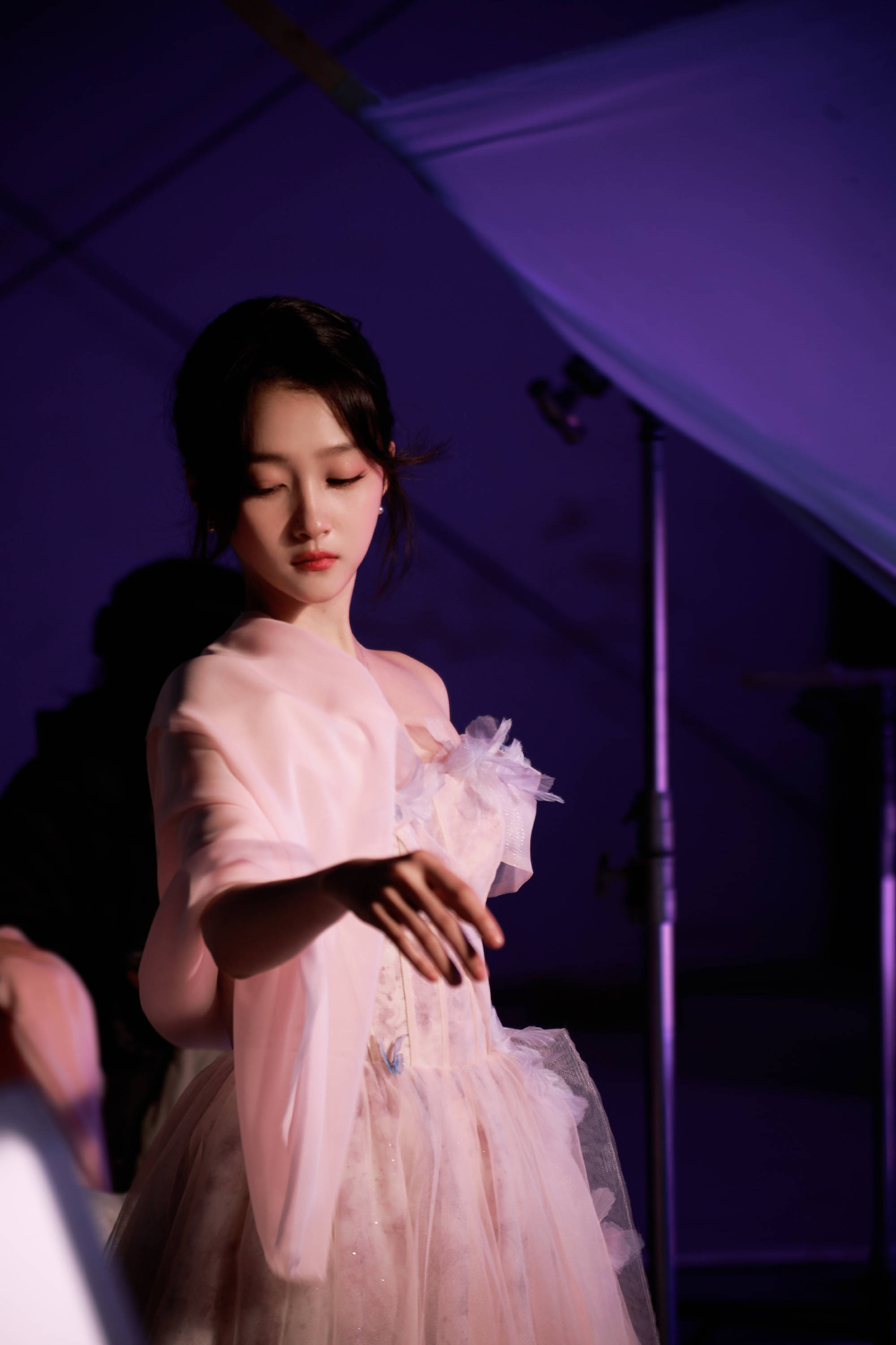 关晓彤穿花朵蓬蓬裙活泼甜美 扎丸子头公主范满满 搜狐大视野 搜狐新闻
