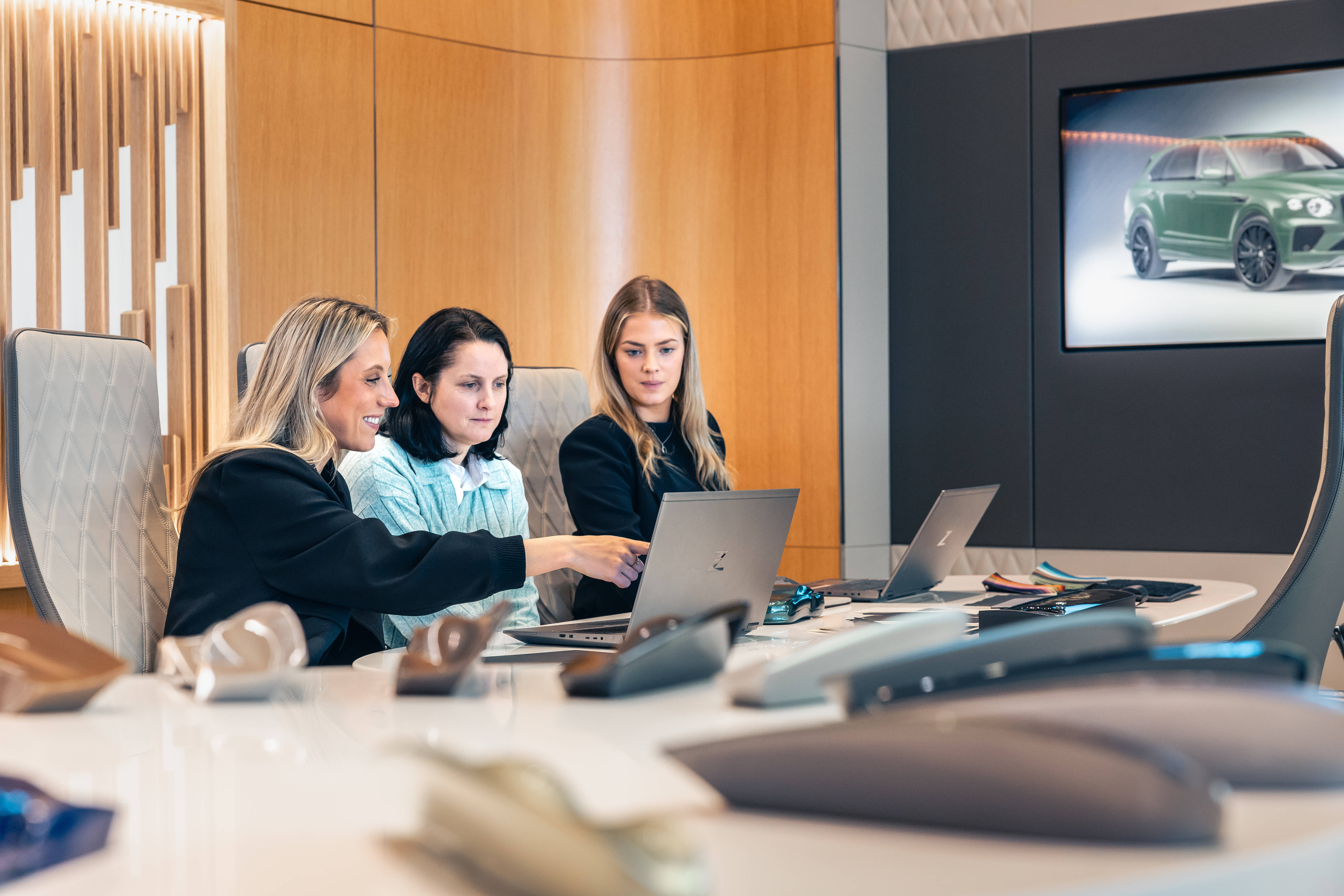 宾利三款添越定制佳作致敬女性力量_搜狐汽车_搜狐网