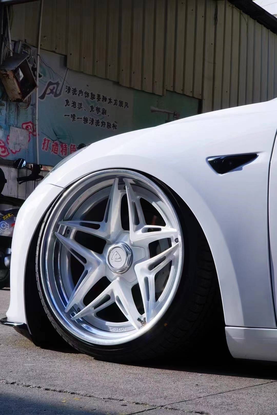 心动不已 特斯拉Model 3改装AIRBFT气动避震低趴姿态_搜狐汽车_搜狐网