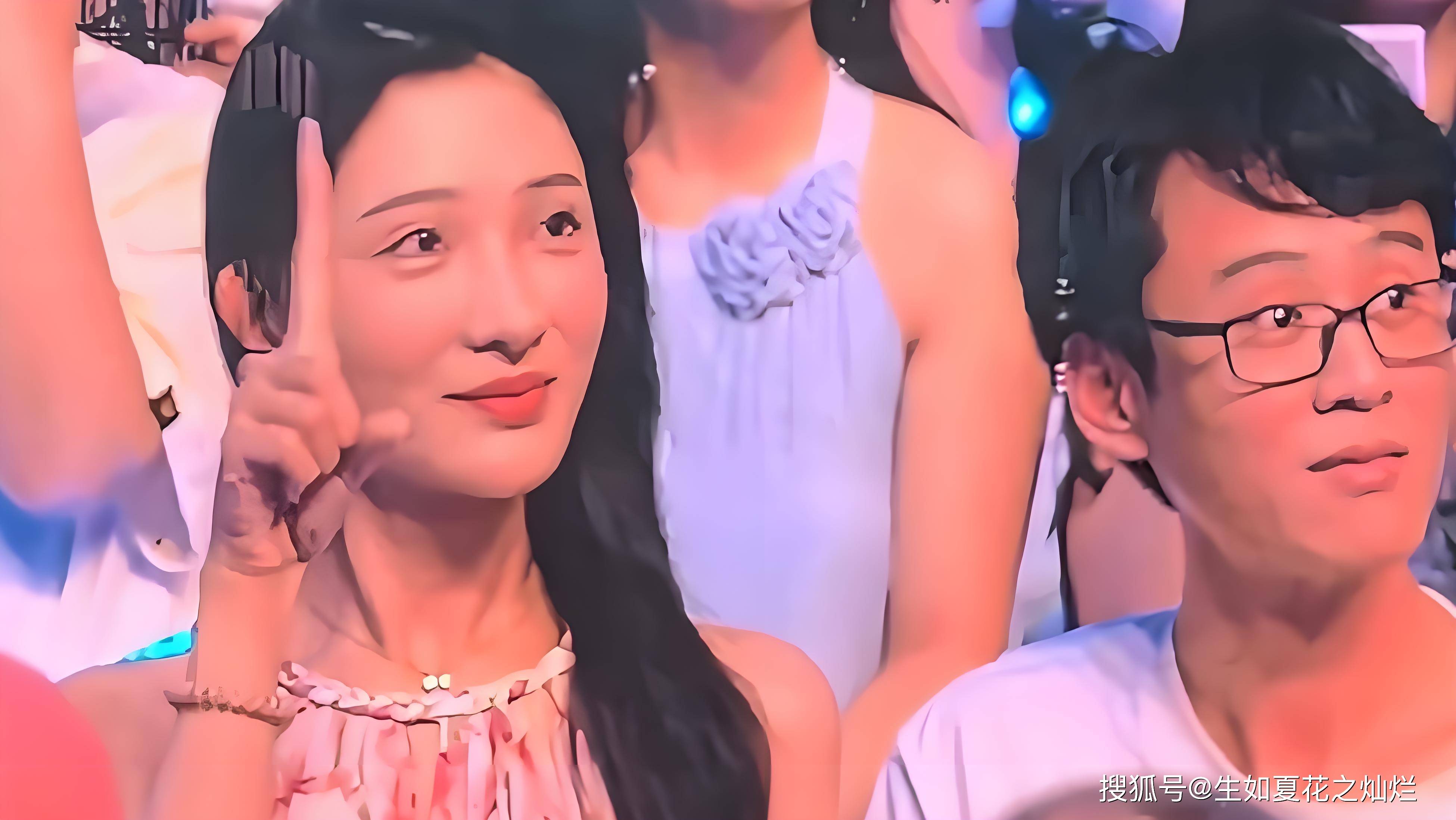 女子演唱会自称独自前来,身旁小哥表情亮了! 搜狐大视野 搜狐新闻