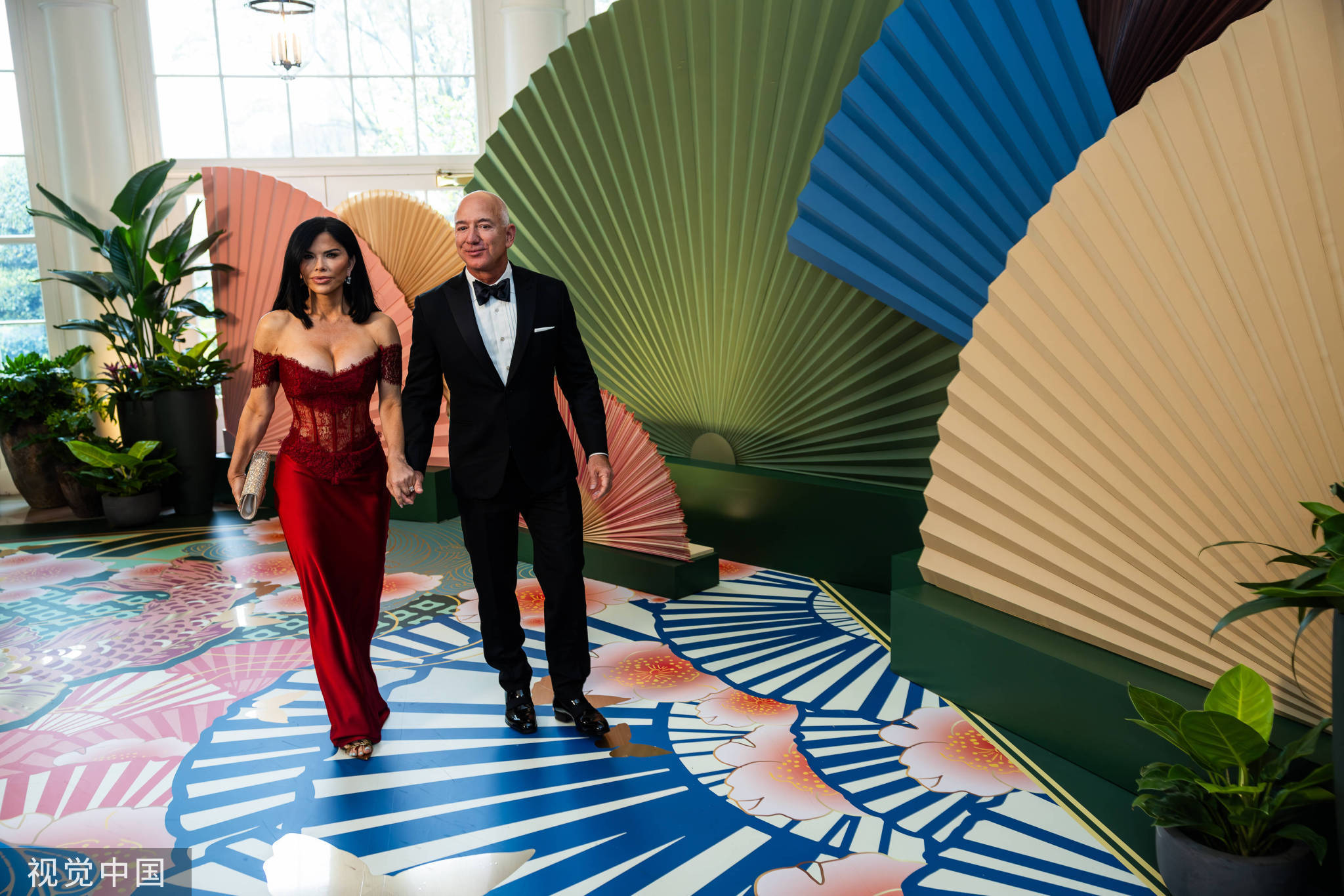 贝索斯夫妇抵达白宫参加欢迎晚宴 夫妇俩牵手亮相-搜狐大视野-搜狐新闻