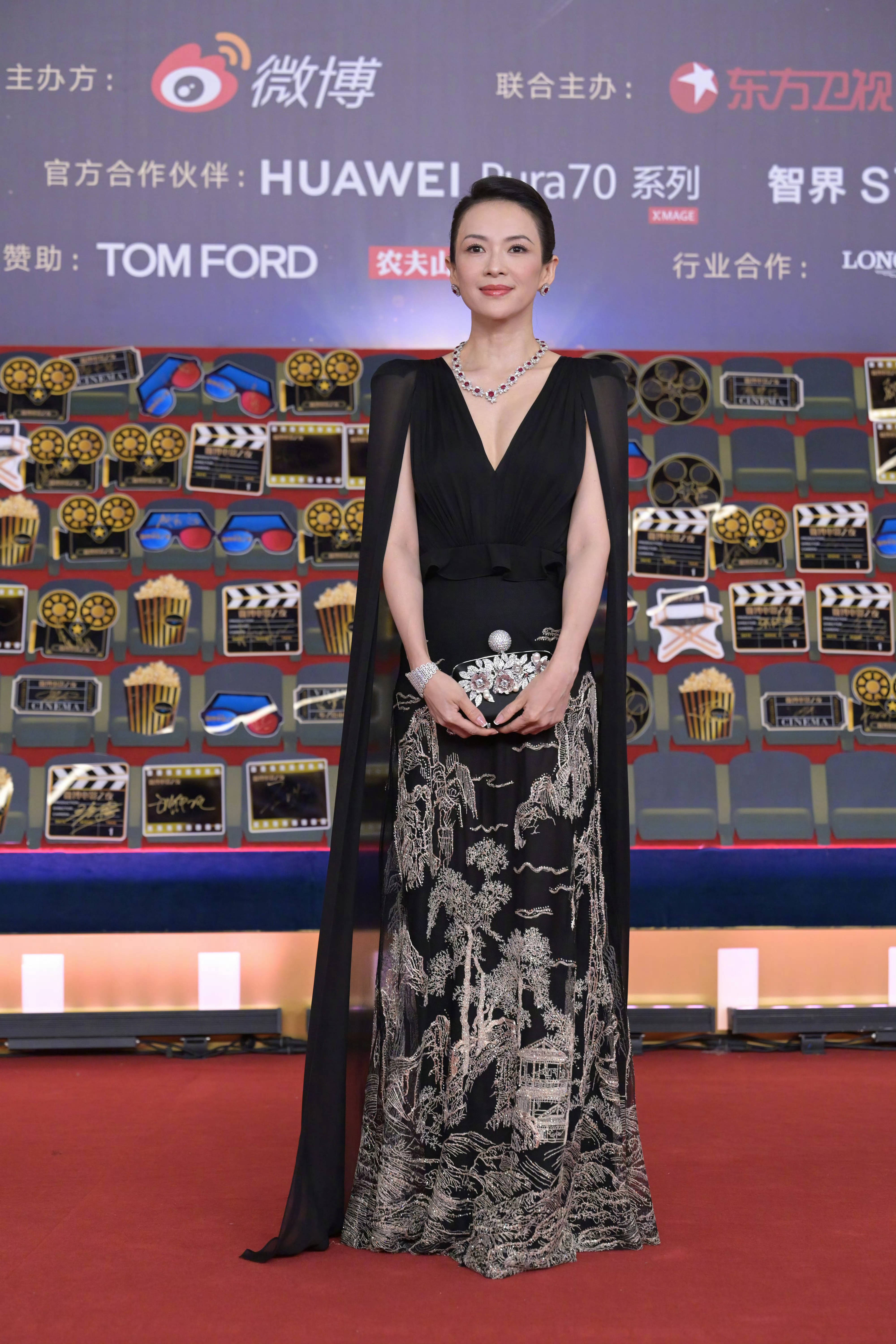 章子怡演绎中国风，高叶披被子，李宇春穿面条裙，明星红毯卷成麻花_系列_造型_礼服